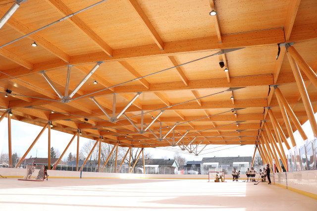 Covered outdoor ice skating rink in Saint-Apollinaire